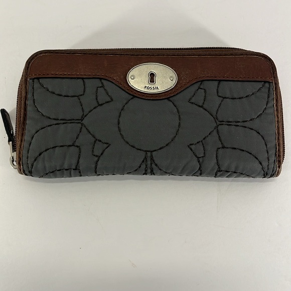 Fossil | Bags | Fossil Keyper Dark Gray Floral Stitched Wallet With ...